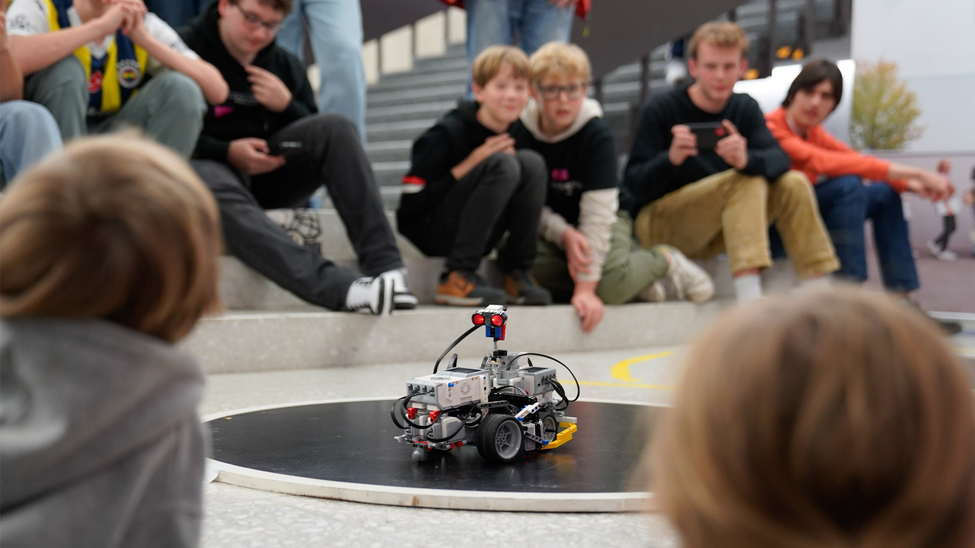 100 junge Robotikfans bei den RobOlympics